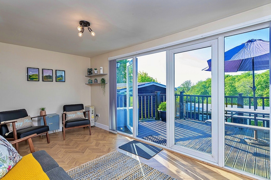 Chalet In Snowdonia With Pool & Fishing Lake - North Wales