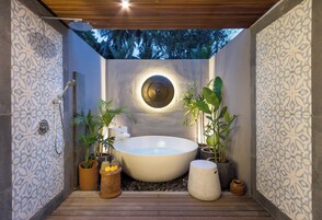 Vila luxo, vista para o jardim | Banheiro | Banheira e chuveiro separados, secador de cabelo, chinelos 