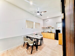 Quarto Quádruplo Familiar, Vista para a cidade | Cozinha privada | Um frigorífico, uma placa de cozinha, utensílios de cozinha