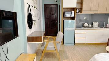 Apartamento Superior, varanda, vista para o pátio | 1 quarto, secretária, Wi-fi grátis, roupa de cama fornecida