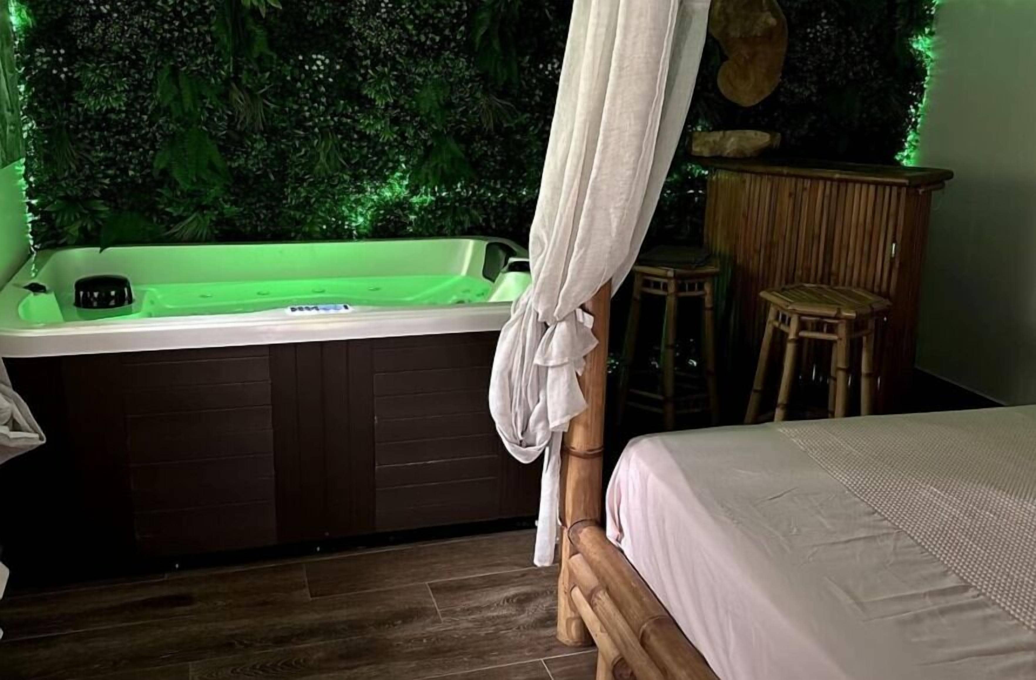 Quarto, vista para a piscina