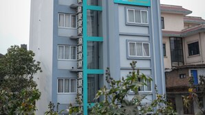 Um edifício alto com uma placa que diz "President Hotel".