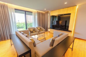 Suite Familiar, varanda, Vista para a cidade | Secretária, secretária adequada para computadores portáteis