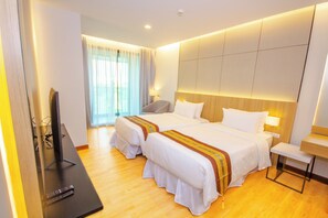 Quarto Twin Júnior, varanda, Vista para a cidade | Secretária, secretária adequada para computadores portáteis