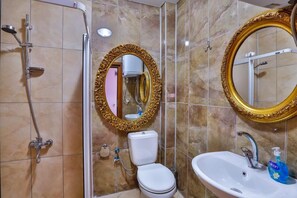 Um polibã, um secador de cabelo, toalhas fornecidas, sabão 