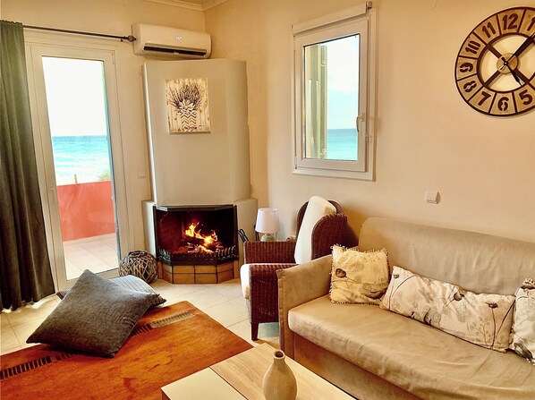 Apartamento Deluxe, vista para o mar | Sala de estar | Smart TV de 45 polegadas com canais via satélite 