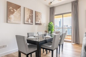 Apartamento Deluxe, vista para a marina | Refeições no quarto