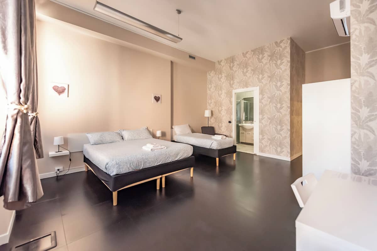 Quarto triplo conforto, vista para a cidade | Escrivaninha, quartos à prova de som, Wi-Fi de cortesia