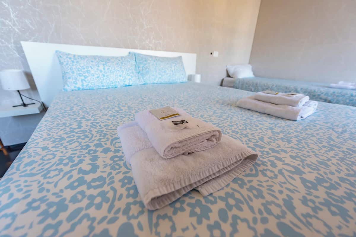 Quarto triplo luxo | Escrivaninha, quartos à prova de som, Wi-Fi de cortesia