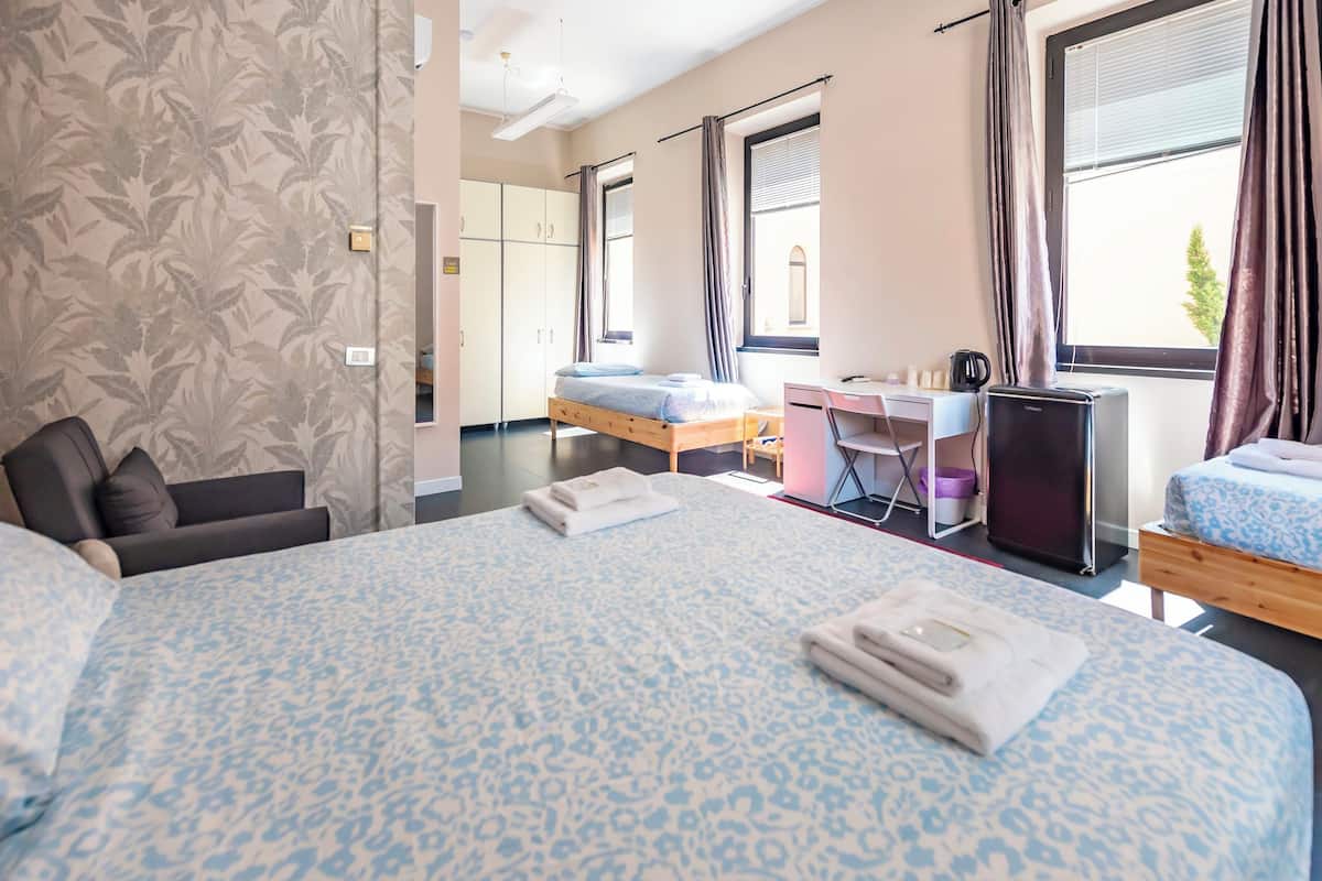 Quarto quádruplo conforto, vista para a cidade | Escrivaninha, quartos à prova de som, Wi-Fi de cortesia