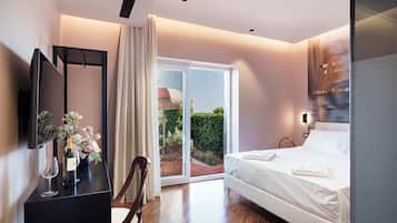 Quarto casal luxo, vista para o pátio, no jardim | Cofres nos quartos, escrivaninha, Wi-Fi de cortesia