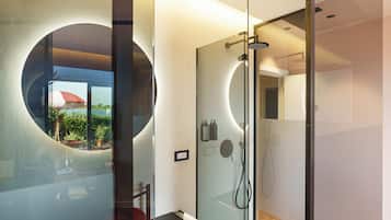 Quarto casal luxo, vista para o pátio, no jardim | Banheiro | Secador de cabelo, toalhas de banho, sabonete, shampoo