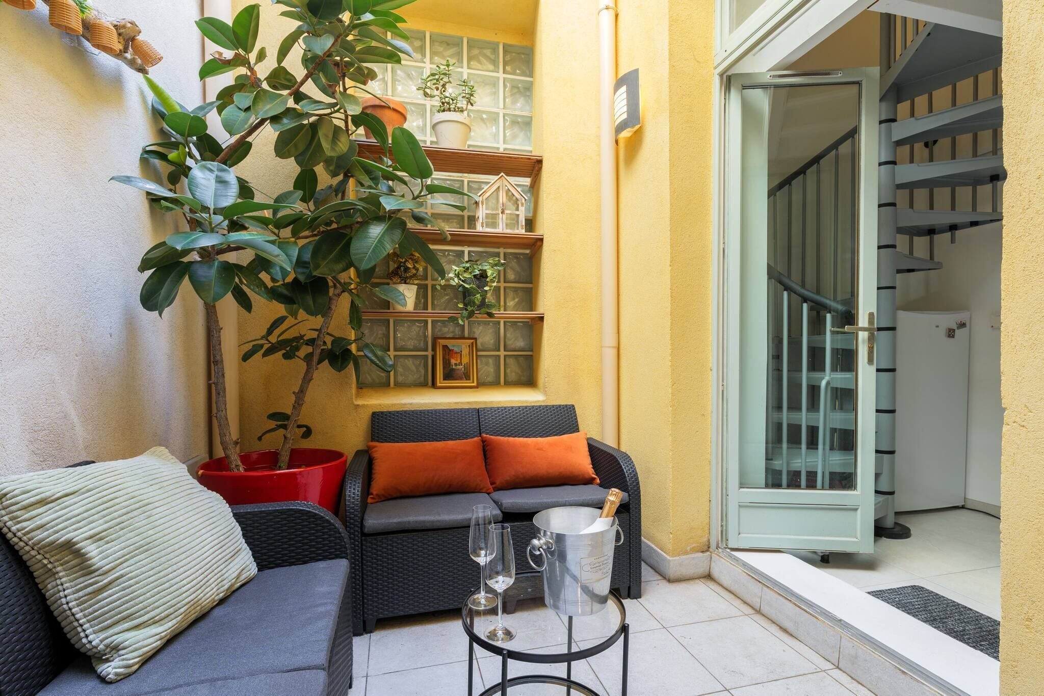 Nice Duplex With Patio - Nice