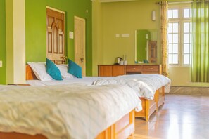 Quarto Familiar, varanda | Cortinas/cortinados opacos, Wi-fi grátis, roupa de cama fornecida 
