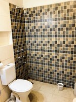 Quarto casal luxo | Banheiro | Chuveiro, produtos de toalete grátis, chinelos, toalhas de banho