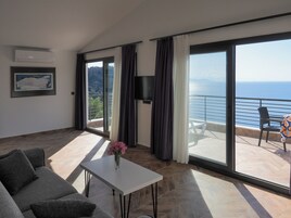 Quarto Lua de Mel, em frente ao mar | Sala de estar | Televisor LCD de 32 polegadas com canais via satélite 