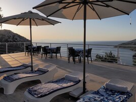 Piscina exterior sazonal, toldos gratuitos, guarda-sóis 