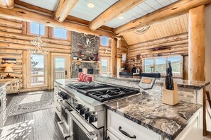 Cabine, 3 quartos | Cozinha privada | Um frigorífico, um forno, uma cafeteira/bule, uma torradeira 