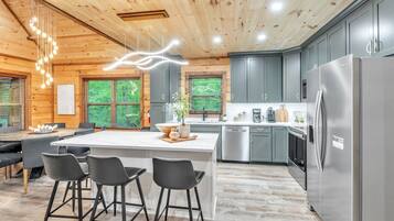 Cabine, 3 quartos | Cozinha privada | Um frigorífico, um forno, uma cafeteira/bule, uma torradeira