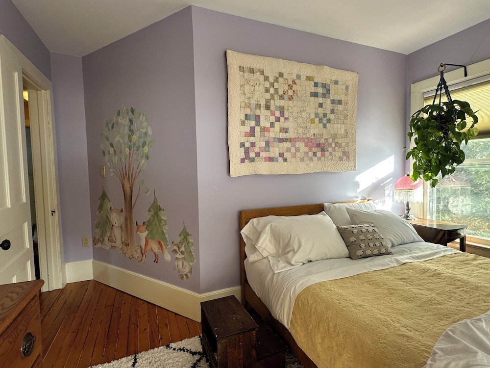 In Town Delight! - Manchester Center | Vrbo