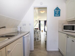 Uma máquina de lavar louça, utensílios de cozinha