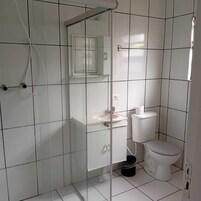 Quarto duplo standard | Banheiro | Chuveiro, toalhas de banho, papel higiênico