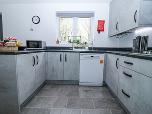 Uma máquina de lavar louça, utensílios de cozinha