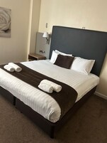 Quarto casal básico | Wi-Fi de cortesia, roupa de cama
