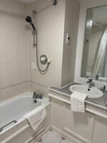 Quarto casal básico | Banheiro
