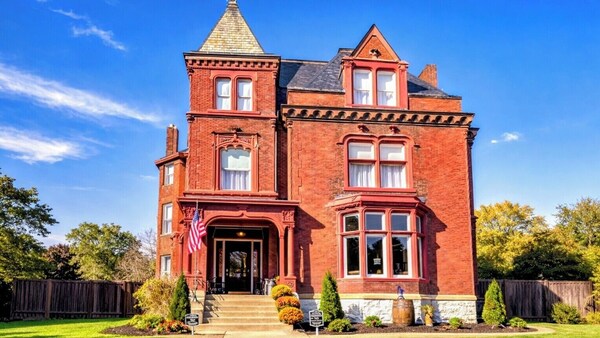 Bourbon Barrel Inn Bed & Breakfast - Louisville, KY
