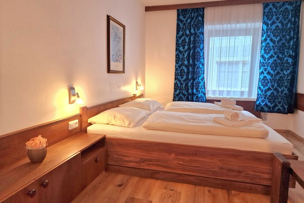 Quarto Duplo Standard | Secretária, secretária adequada para computadores portáteis