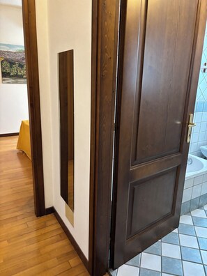 Quarto Duplo, pátio, vista para o jardim | Roupa hipoalergénica, secretária adequada para computadores portáteis 