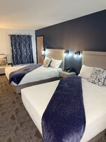 Quarto, 2 camas Queen | Wi-Fi de cortesia