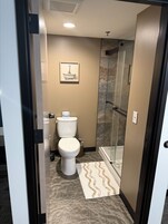 Quarto Individual, 1 cama king-size, Vista para a cidade | Casa de banho | Artigos de higiene pessoal grátis, um secador de cabelo