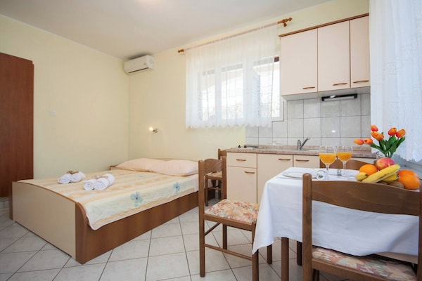 Inviting Studio Apartment In Primosten - Primošten