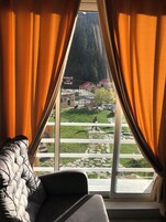 Quarto casal família, sacada, vista para a colina | Espaço de trabalho para notebook, Wi-Fi de cortesia
