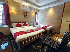 Quarto triplo standard | Escrivaninha, espaço de trabalho para notebook, quartos à prova de som