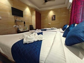 Quarto quádruplo família | Escrivaninha, espaço de trabalho para notebook, quartos à prova de som