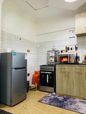 Apartamento Familiar, Vista para a cidade | Cozinha privada | Um frigorífico, um micro-ondas, utensílios de cozinha 