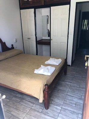 Quarto quádruplo standard | Cofres nos quartos, Wi-Fi de cortesia, roupa de cama