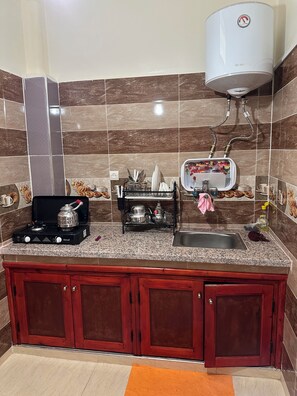 Apartamento Deluxe, Vista para a cidade | Cozinha privada | Um frigorífico no espaço comum