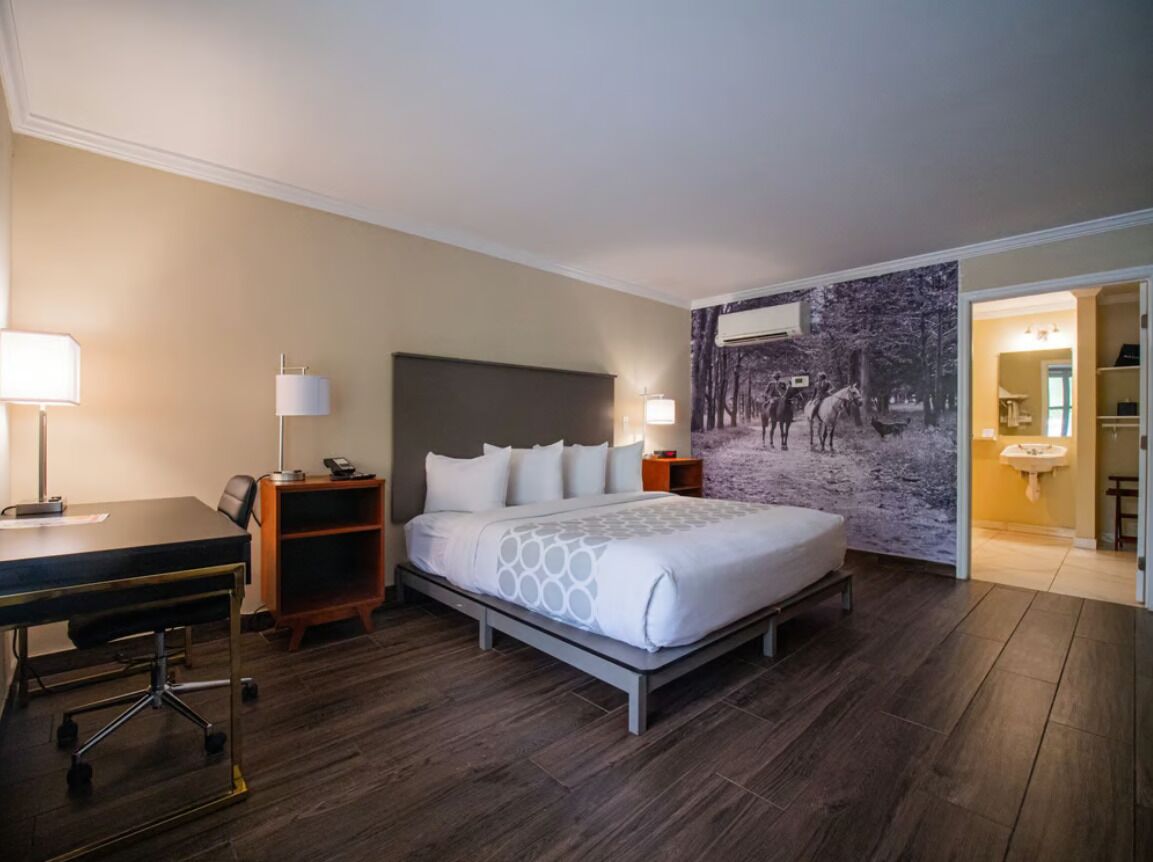 Your Comfort In Mind! Free Parking & Breakfast, Seasonal Pool, Pets Are Welcome! - Ocala, FL