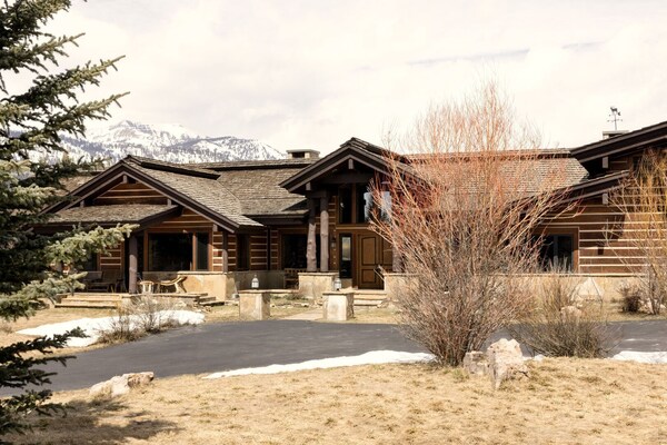 Rmr: Lazy Bear Lodge In Wilson, Wy - Wyoming