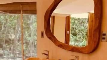 Quarto Duplo de Luxo, vista para o vale | Casa de banho | Um polibã e uma banheira separados
