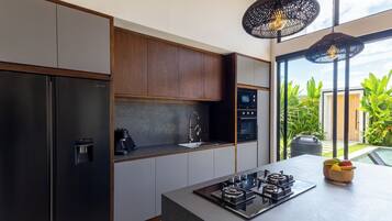 Um micro-ondas, utensílios de cozinha