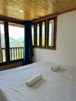 Quarto Duplo ou Twin Deluxe, 1 cama de casal, vista para a montanha | Secretária, secretária adequada para computadores portáteis