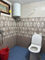 Quarto Duplo ou Twin Deluxe, vista para a montanha | Casa de banho | Um polibã, toalhas fornecidas, sabão, champô