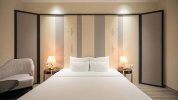 Quarto Júnior, 1 cama king-size, varanda, Vista para a cidade | Minibar, cofre no quarto, com decoração personalizada, secretária