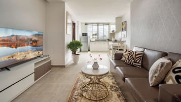 Apartamento, 2 quartos, varanda, Vista para a cidade | Sala de estar | TV de ecrã plano