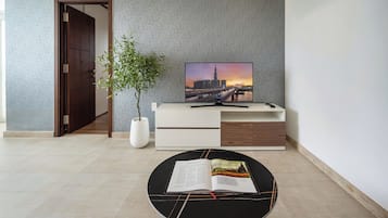 Apartamento Familiar, 1 quarto, varanda, Vista para a cidade | Sala de estar | TV de ecrã plano